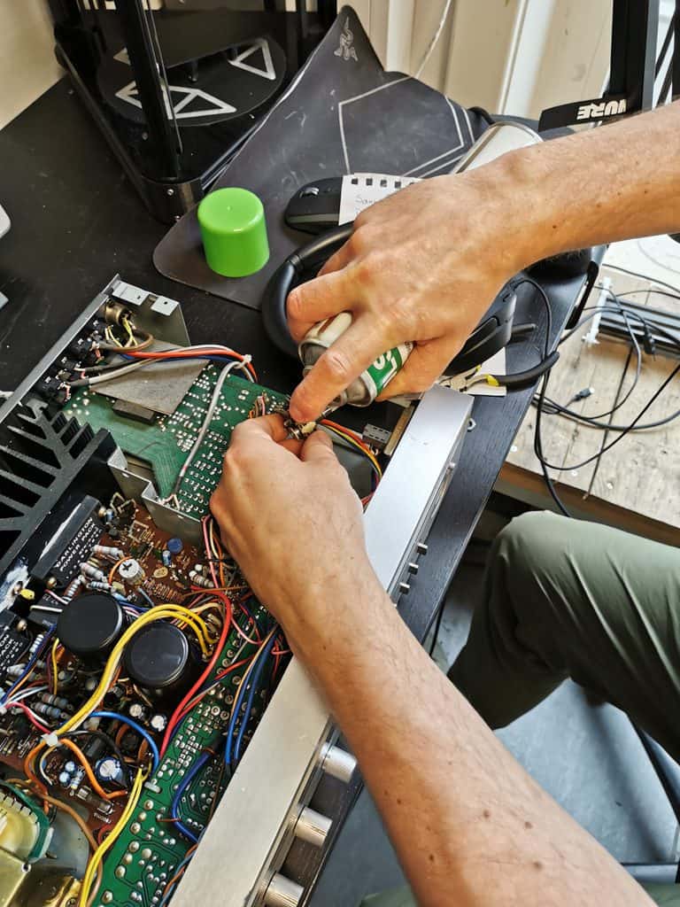 Cap Half Full #6 - Repairing an old amplifier